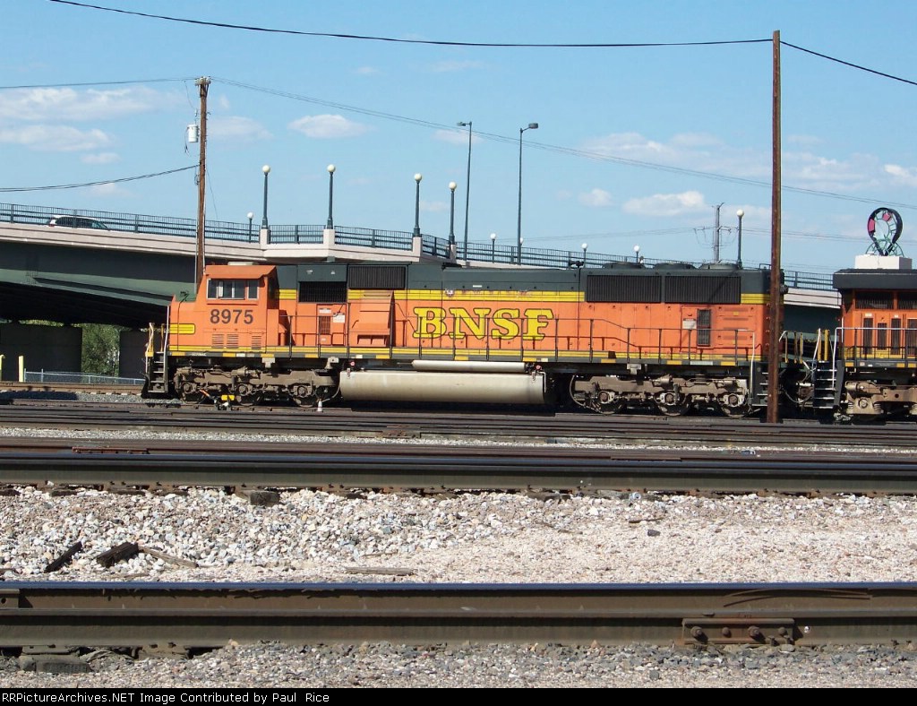 BNSF 8975